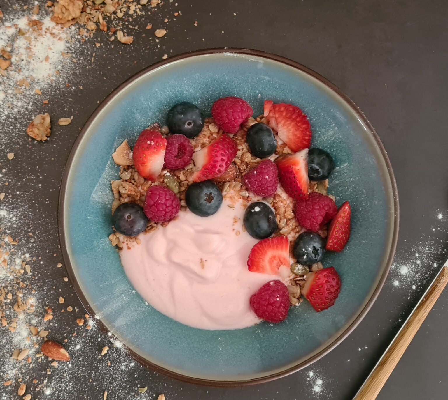 kwark met fruit en granola - Jack & Pestle